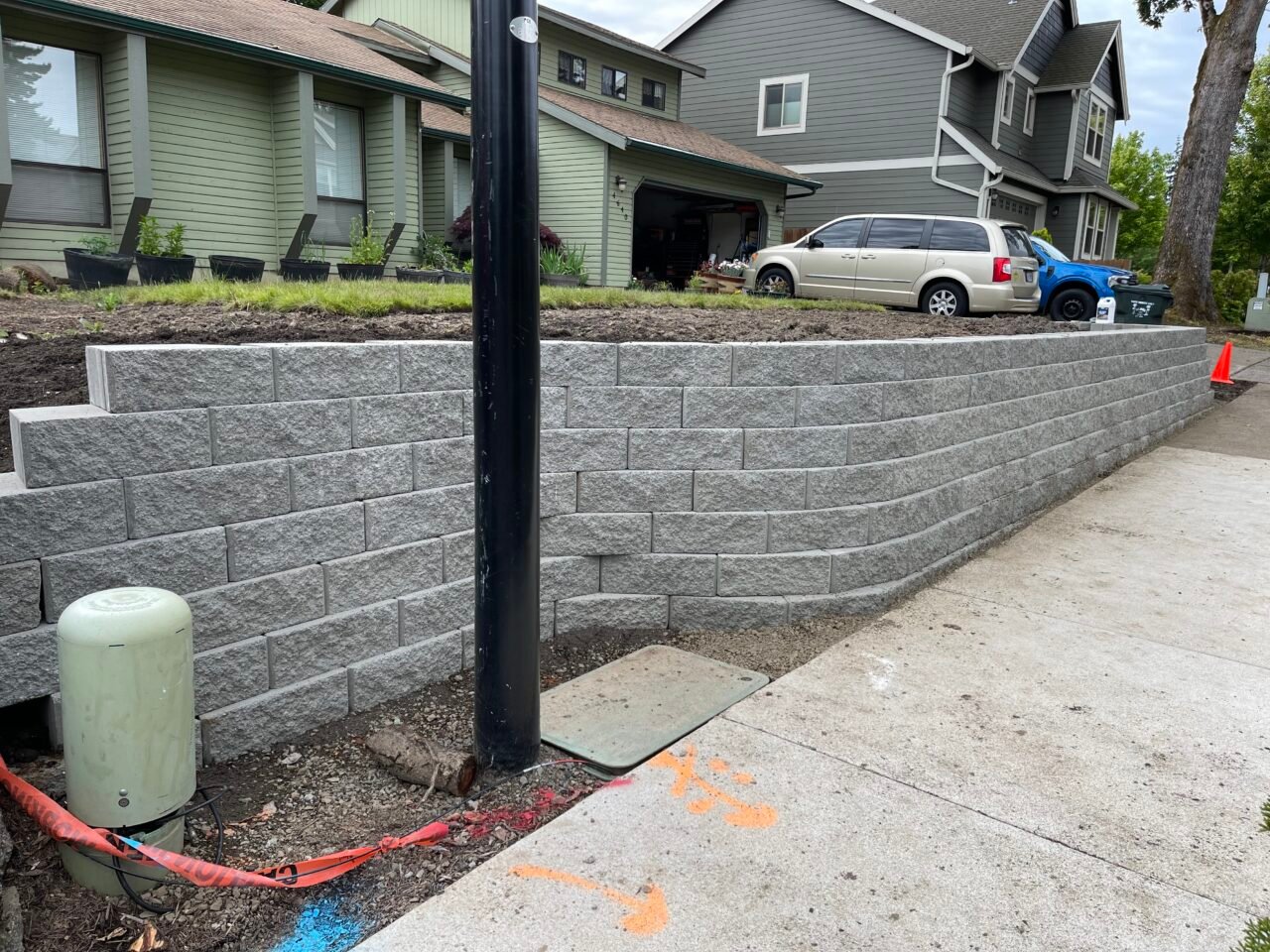 Installing Basic Concrete Block Retaining Wall - Frank Handyman ...